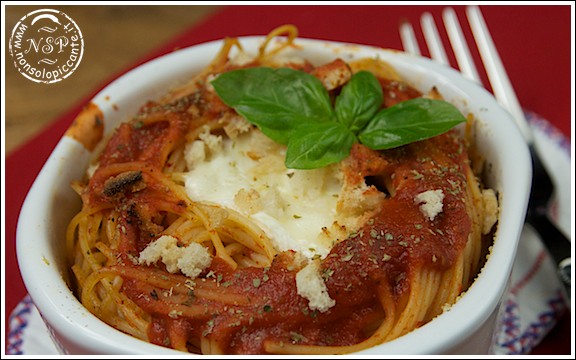 Nidi di spaghetti gratinati con pomodoro e burrata - nonsolopiccante